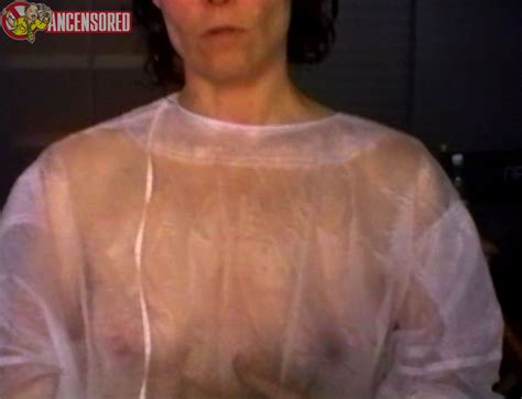 Sigourney Weaver Nua Em Alien A Ressurreição