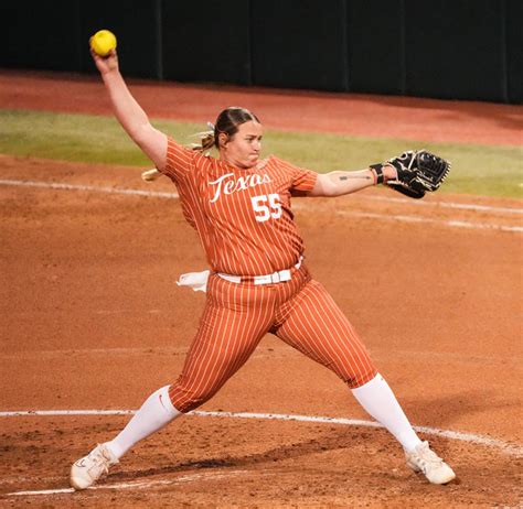 Texas Softball Drops Big 12 Series Opener To No 1 Oklahoma In National