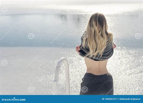 Une Femme Se Déshabille Près De Leau Image Stock Image Du