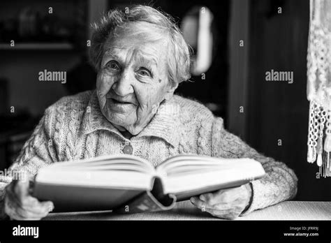 Señora Leyendo Un Libro Imágenes De Stock En Blanco Y Negro Alamy