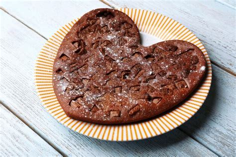 Pastel De Chocolate Casero En La Mesa Foto Premium