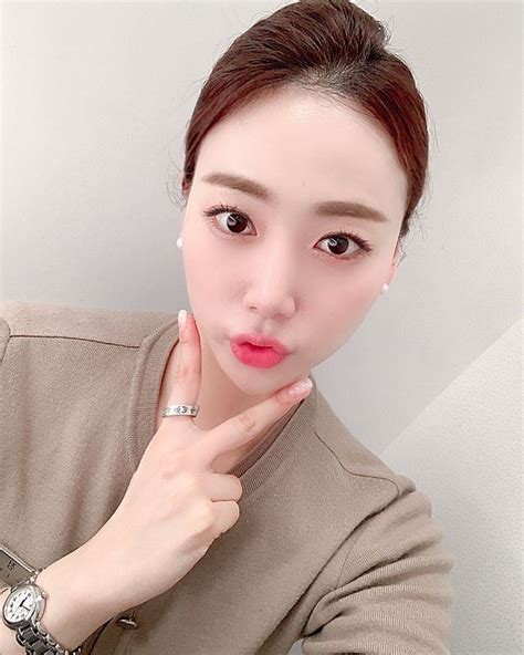 이미지 사람 1명 근접 촬영 Hoop Earrings Earrings Cabin Crew