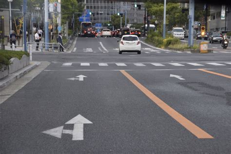 白い実線センターラインははみ出し禁止