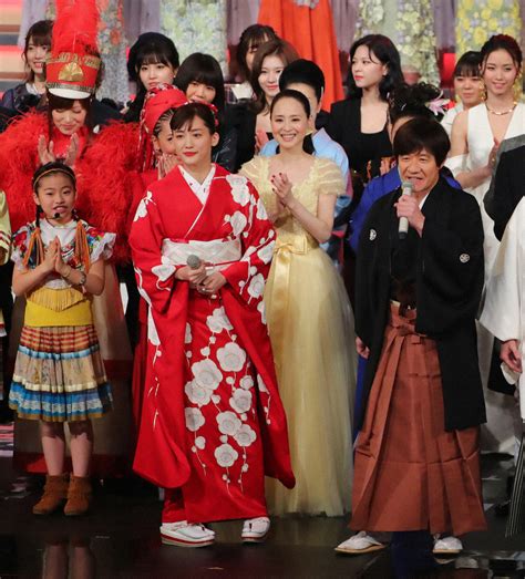 第70回nhk紅白歌合戦で総合司会を務めた内村光良（右）と紅組司会の綾瀬はるか ― スポニチ Sponichi Annex 芸能