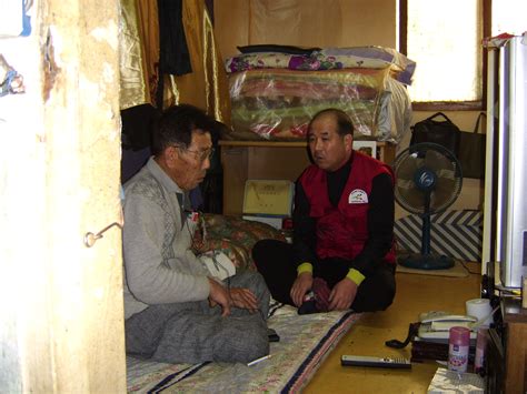 홀로사는 노인과 상담하는 이해석목사 오마이포토