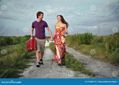 Couples Sur La Route Avec La Valise Photo Stock Image Du Adolescent