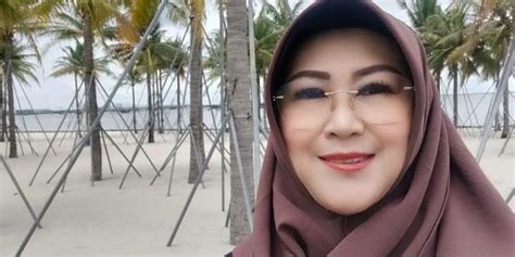 Dokter Tifa Beri Sindiran Jokowi Menyebut Batal Ngantor Di Ikn Pada