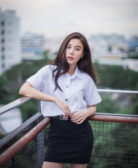 เก้า สุภัสสรา สวยละมุนในชุดนักศึกษา โพสท่าแจกความสดใสบนดาดฟ้า