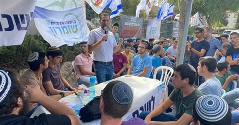 מחאת הפקקים של ראשי מועצות יוש שיעור אזרחות מול הבית של בני גנץ ערוץ 7