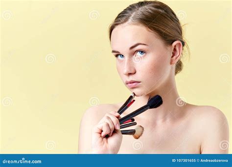 La Muchacha Bonita Del Adolescente Del Pelirrojo Con Los Ojos Azules Y