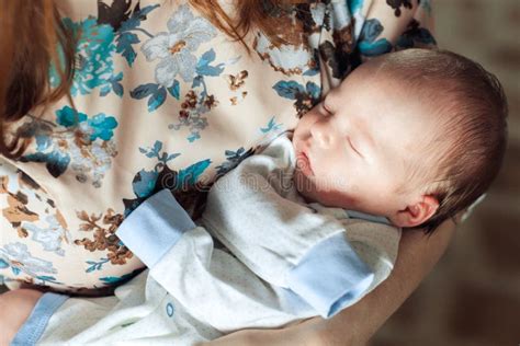 Une Jeune Mère Basculant Un Enfant Dans Des Ses Bras Image Stock