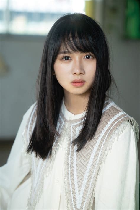 🍭 日向坂46 上村ひなの、雑誌表紙に初の単独登場決定！「おひさまサンサンの中とても楽しく撮影しました」 Popnroll ポップンロール