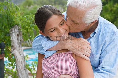 Grandfather And His Granddaughter Hugging And Kissing高清摄影大图 千库网