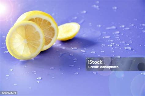 Pencahayaan Pada Lemon Segar Dengan Tetesan Air Di Latar Belakang Foto