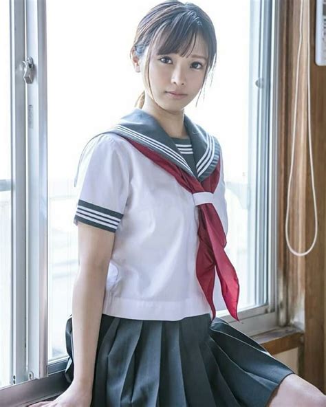久留木玲 赤いスカーフの白いセーラー服画像