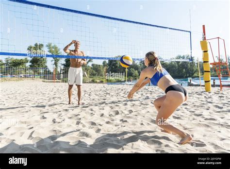 Hombre Jugando Voleibol Fotografías E Imágenes De Alta Resolución Alamy