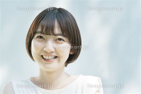 屋外での日本人女性のポートレート（春夏イメージ） （人物）の写真素材 [158132497] イメージマート