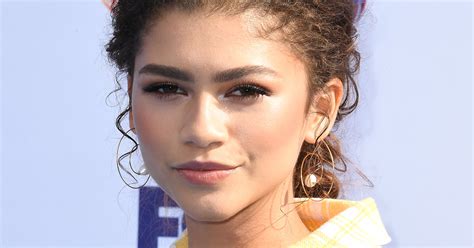 Zendaya Long Braid Hairstyle At Teen Choice Awards Popsugar Beauty