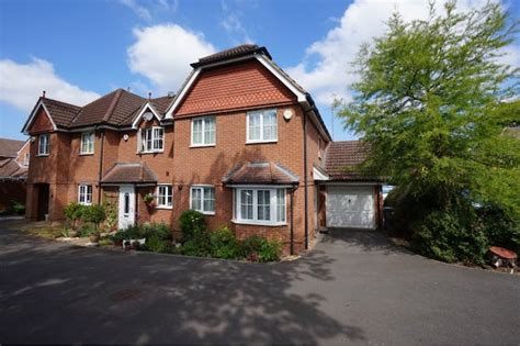 3 Bedroom End Of Terrace House For Sale In Victoria Gardens