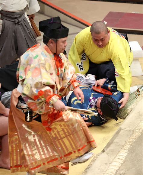 結びで行司が土俵下へ落下、代役行司が勝ち名乗り 大相撲写真ニュース 日刊スポーツ