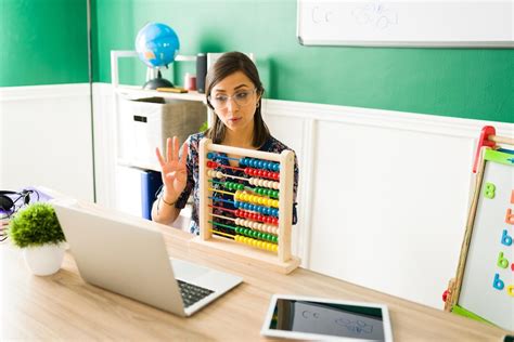 Belle Enseignante Préscolaire Enseignant Les Nombres Avec Un Boulier