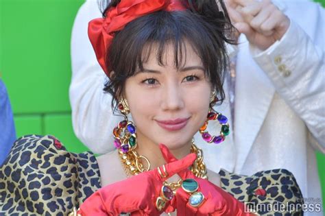 🎤仲里依紗、ヒョウ柄ドレスから美背中輝く 阿部サダヲらと“80年代風ファッション”で登場＜不適切にもほどがある！＞ スレッド閲覧｜爆サイ