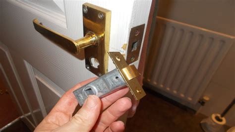 How To Fix Bathroom Door Handle Lock Artcomcrea