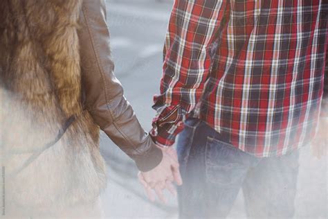 «couple Holding Hands Del Colaborador De Stocksy «boris Jovanovic