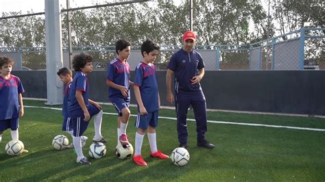 تدريب فني على مهارة الجري بالكرة مع السيطرة وتغيير الاتجاه والدوران