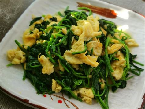 在家做菠菜炒鸡蛋，这一步不能省，菠菜翠绿没涩味，吃得营养还健康 草酸