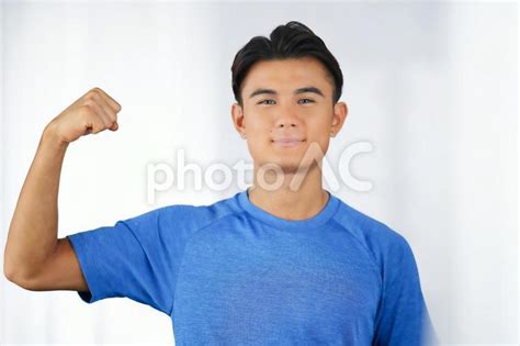 力こぶを見せる水色tシャツの男性 No 25609861｜写真素材なら「写真ac」無料（フリー）ダウンロードok