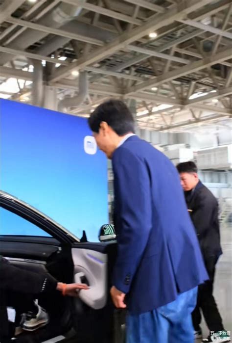 雷军现身小米su7交付仪式 车家号 发现车生活 汽车之家