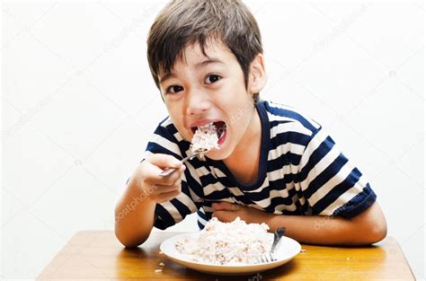 Niño Comiendo Arroz Cara Feliz Fotografía De Stock © Wckiw 51712325