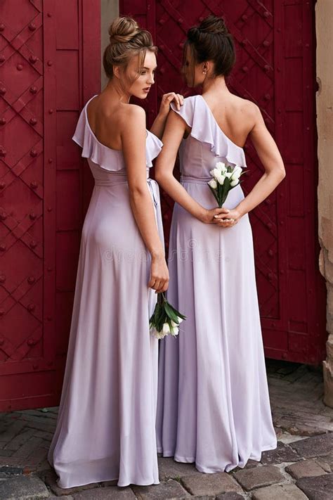 Duas Lindas Damas De Honra Loiras E Morenas Usando Elegante E Violeta