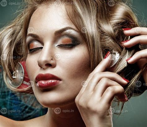 دانلود والپیپرهای مدل چهره پرتره موهای بلند قرمز عکاسی خواننده مو مشکی