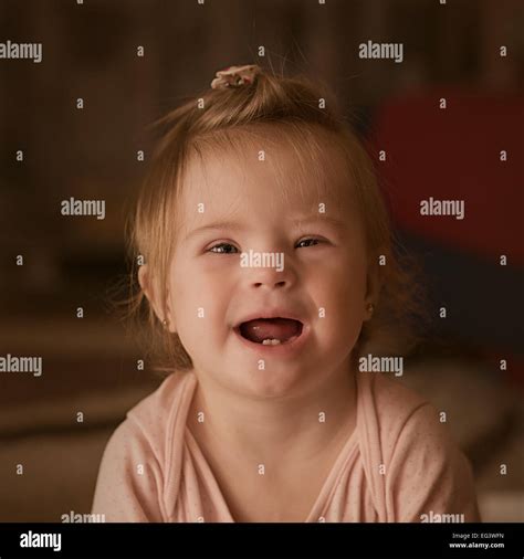 Las Emociones De Una Niña Con Síndrome De Down Fotografía De Stock Alamy