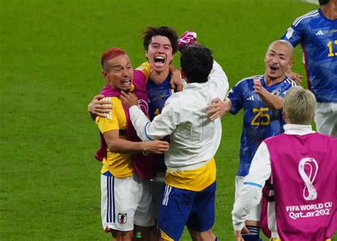 ＜日本・スペイン＞後半、var判定の結果、ゴールが認められ長友（左）らと喜ぶ田中（撮影・西海健太郎） ― スポニチ Sponichi