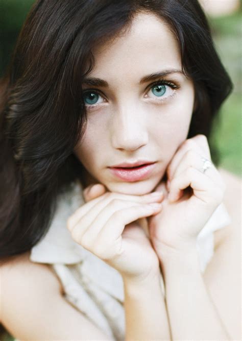 Wallpaper 1175x1657 Px Blue Eyes Brunette Emily Rudd Face Hands