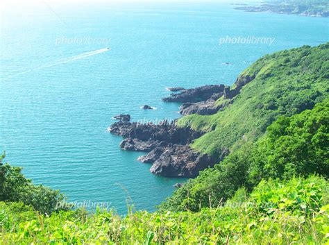 男鹿半島と渚のと恋人たち 写真素材 [ 2120949 ] フォトライブラリー Photolibrary