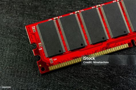 Random Access Memory Atau Ram Untuk Komputer Pribadi Warna Merah Pada