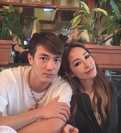 萧亚轩与男友亲密照曝光，40岁姐姐撒娇献吻，萌化小鲜肉 凤凰网