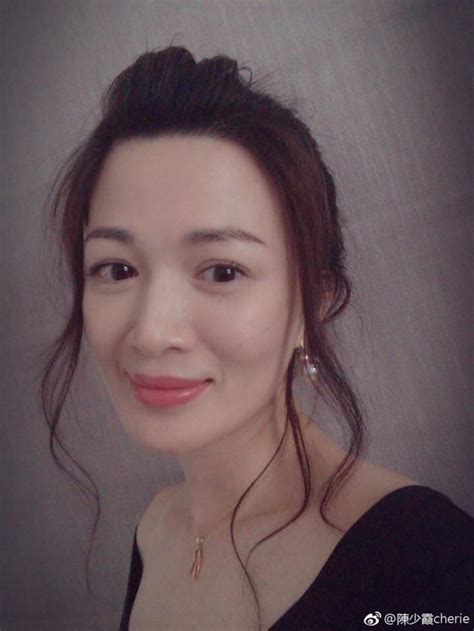 不老女神！“双儿”陈少霞晒近照：简单打扮再现颜值巅峰 娱乐新闻 海峡网