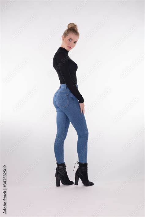 Neujahr Selten Abgeschafft Hot Teens In Jeans Tunnel Sitzen Haufen Von