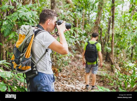 Fotógrafo De La Naturaleza En La Selva Tropical Grupo De Turistas