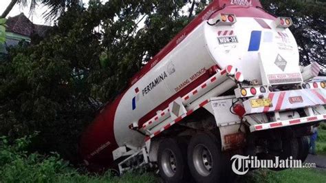 Tergelincir Truk Tangki Pertamina Masuk Sungai Di Madiun Sopir Dan
