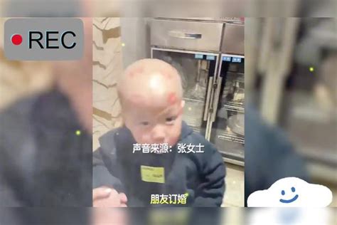 萌娃来到订婚现场，被小姨在脑门上留唇印“后来越来越多人亲”