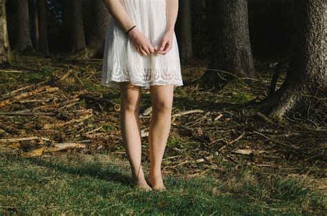 무료 이미지 숲 잔디 구두 소녀 여자 사진술 다리 모델 봄 녹색 유행 의류 레이디 시즌 인간의 몸