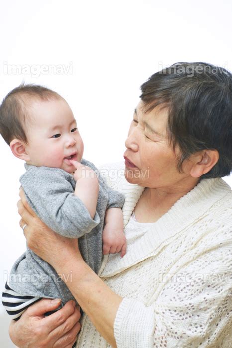 【孫を抱っこするお婆ちゃん】の画像素材 31169769 写真素材ならイメージナビ