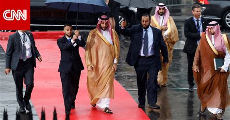 فيديو محمد بن سلمان تحت المظلات بالمطر لحظة نزوله من السيارة بباريس