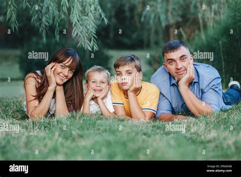 Belle Famille De Quatre Personnes De Race Blanche Sur Un Terrain Dans